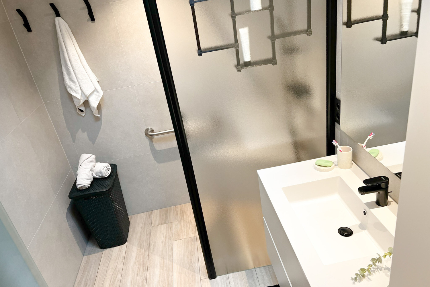 Rolstoeltoegankelijke badkamer met douche en toilet